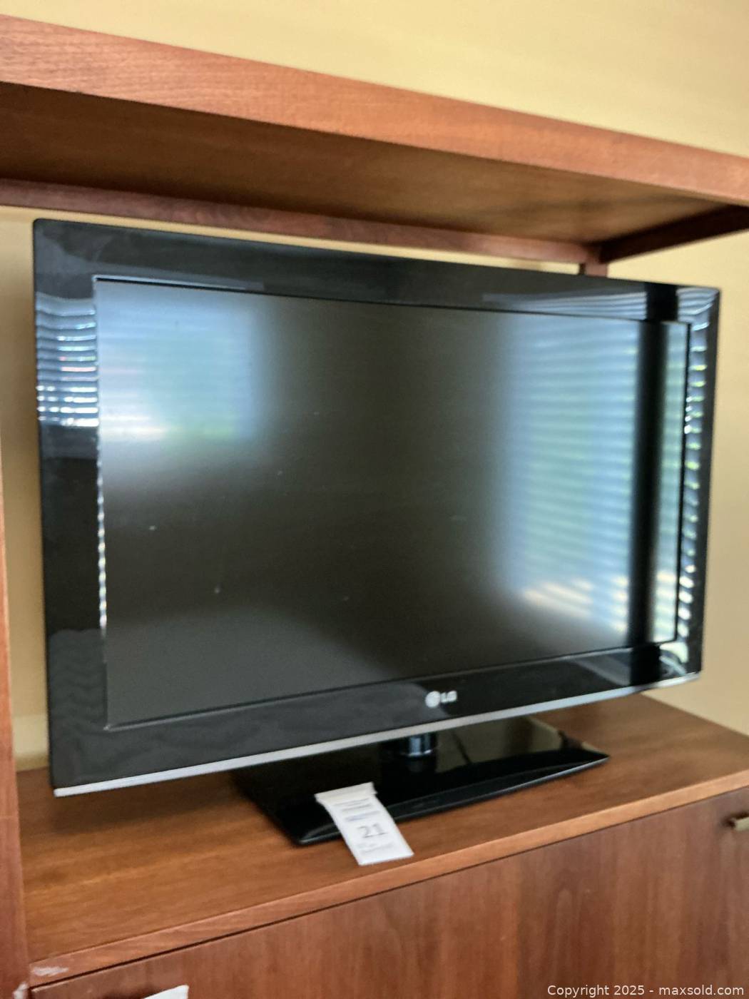 LG 32LD350-UB 32-Inch LCD TV with Stand | Maxsold