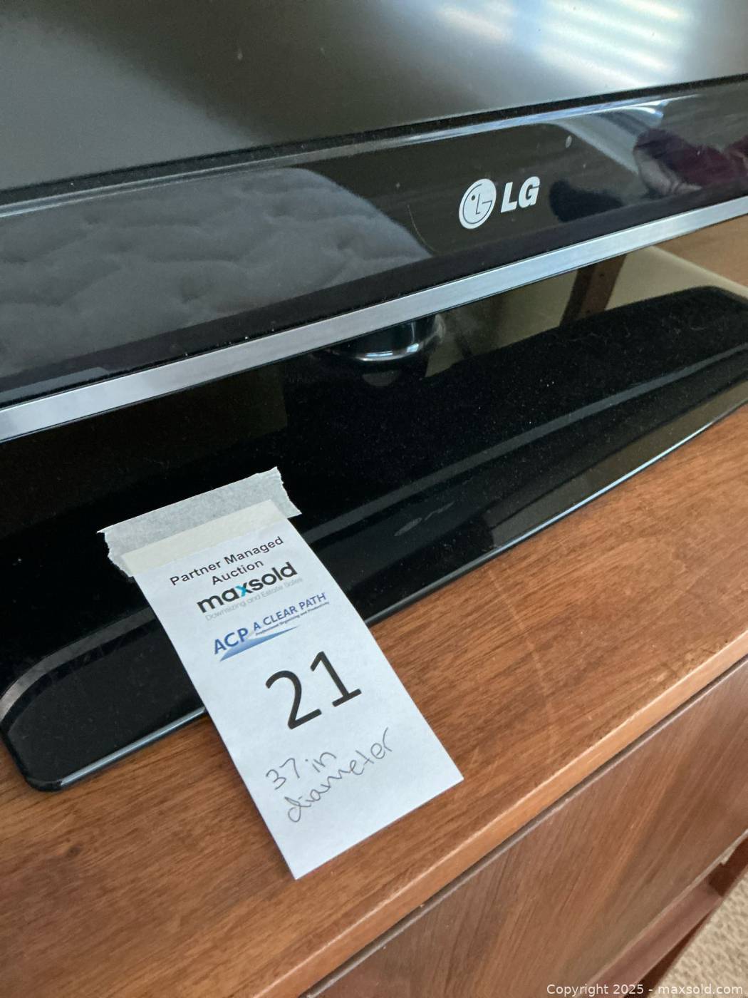 LG 32LD350-UB 32-Inch LCD TV with Stand | Maxsold