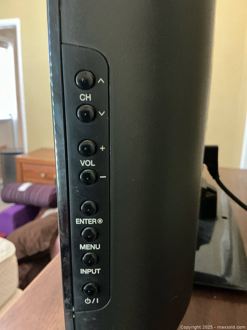 LG 32LD350-UB 32-Inch LCD TV with Stand | Maxsold