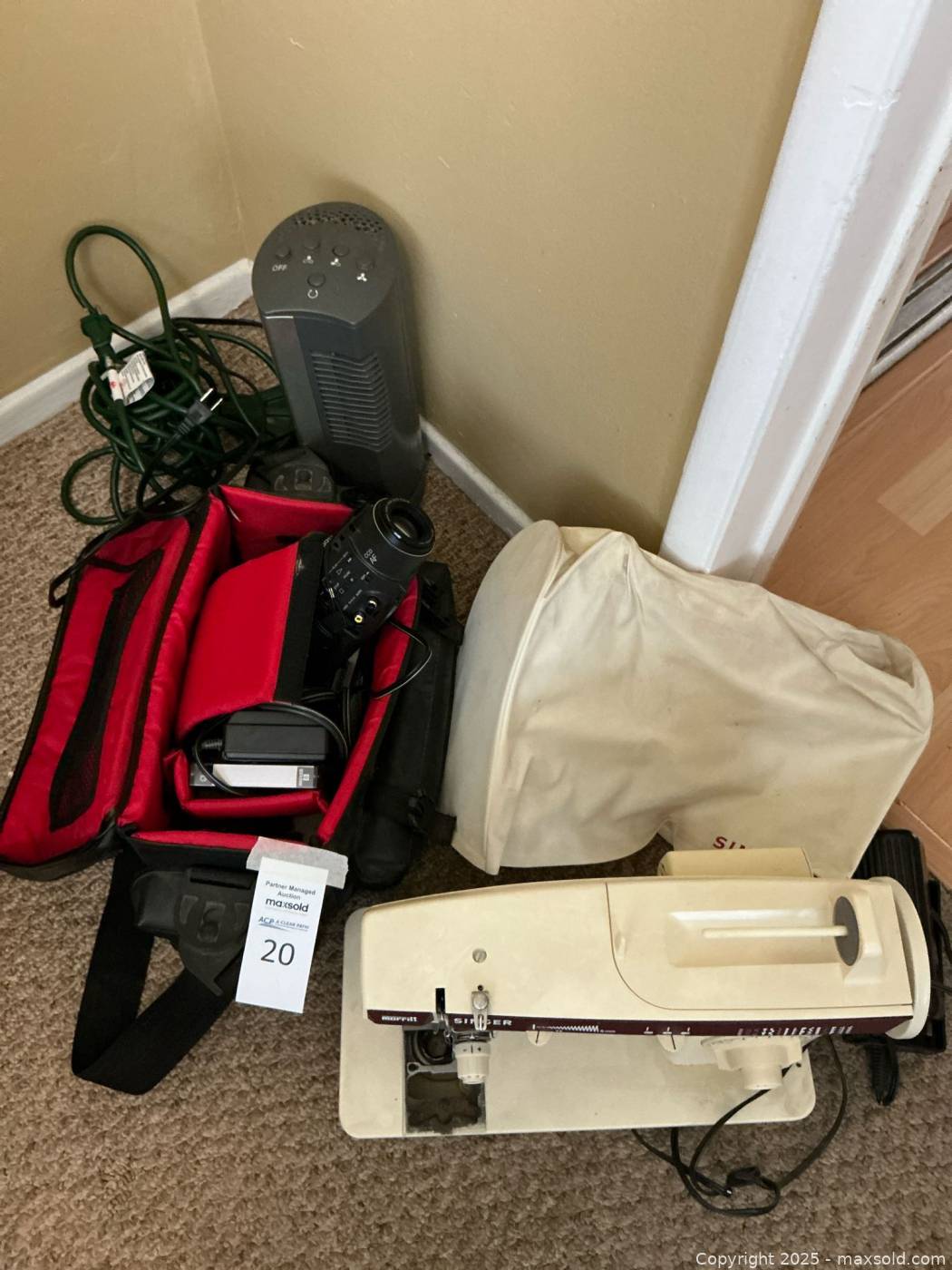 Singer Merritt 3130 sewing machine, tower heater, camera bag ...