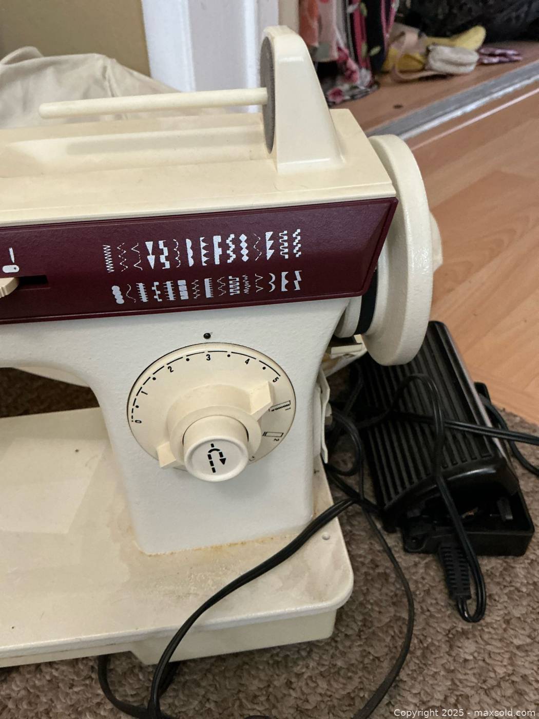 Singer Merritt 3130 sewing machine, tower heater, camera bag ...