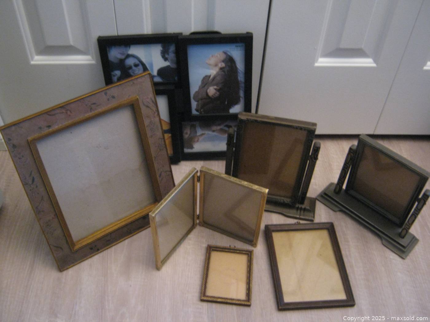 Seven assorted vintage picture frames | Maxsold