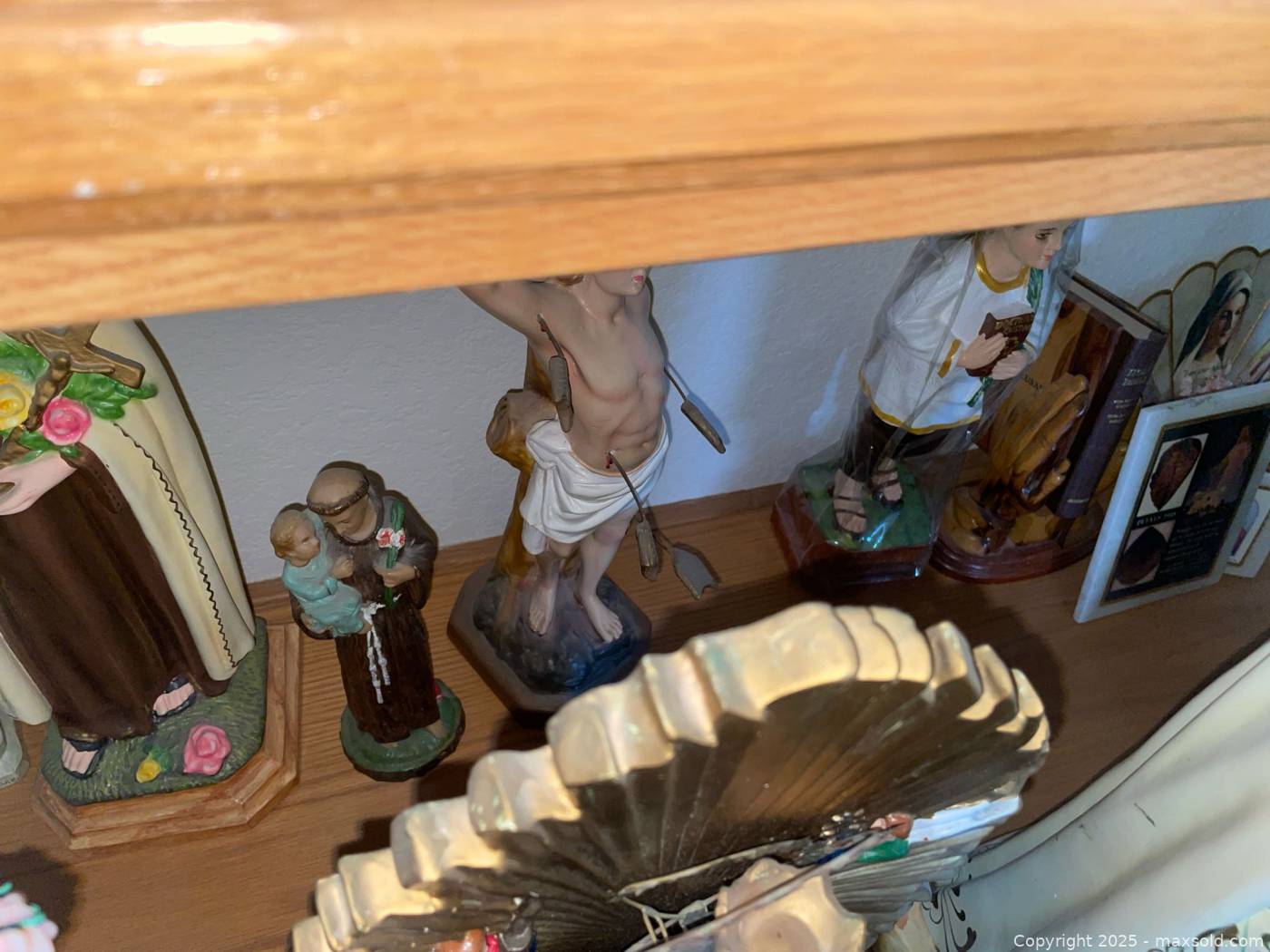 Catholic statues, crucifixes, rosaries collection | Maxsold