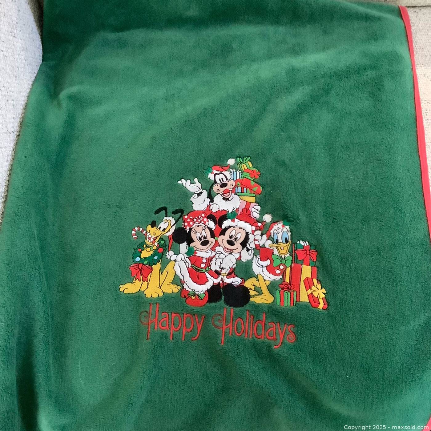 Walt Disney Mickey Mouse holiday fleece throw blanket | Maxsold
