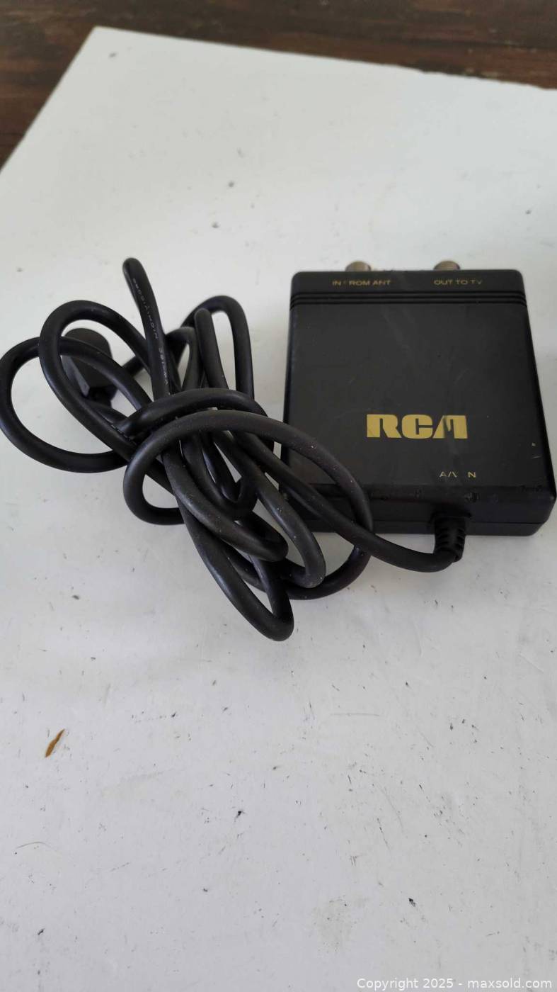 RCA adapters and power supplies | Maxsold