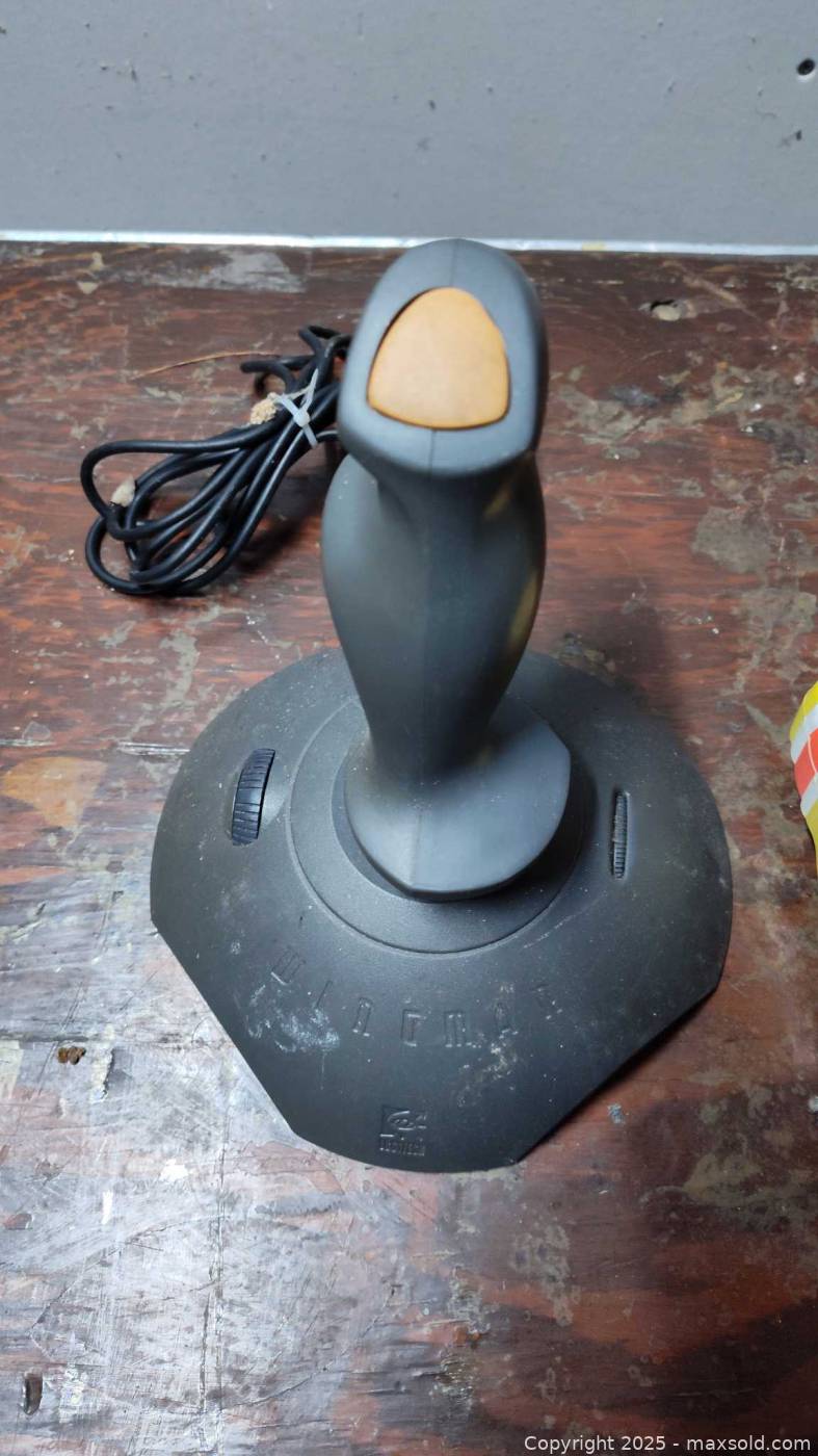 Logitech WingMan Extreme, SpongeBob Plug & Play, Suncom TAC-2 Joysticks ...
