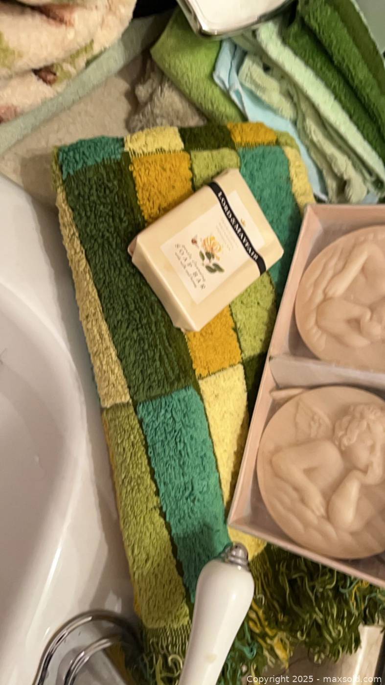 Bathroom linens and bath and body products | Maxsold