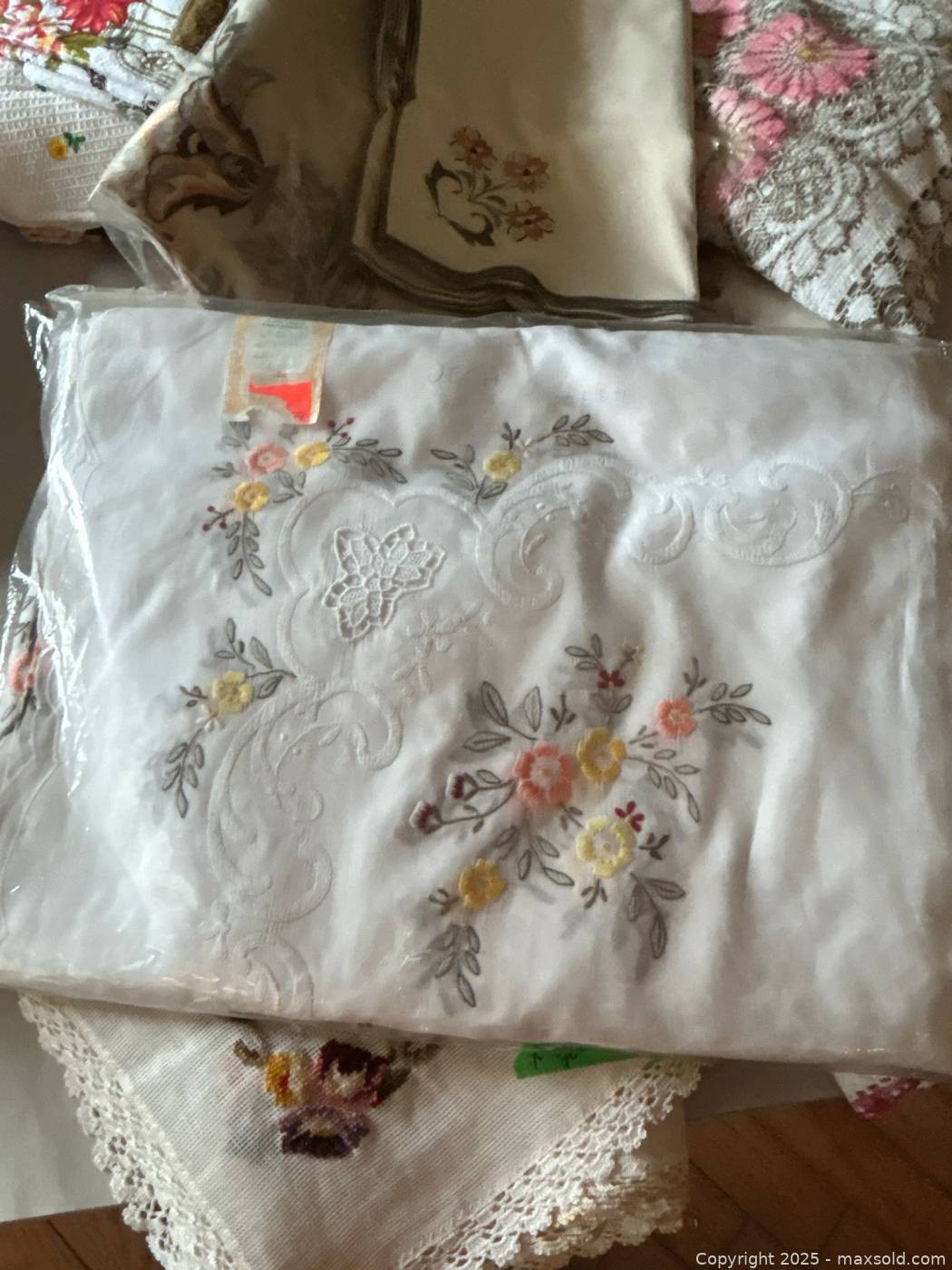 Assorted embroidered table linens | Maxsold