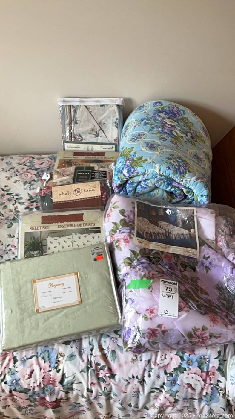 Mixed bedding and bed linens, mostly sealed | Maxsold