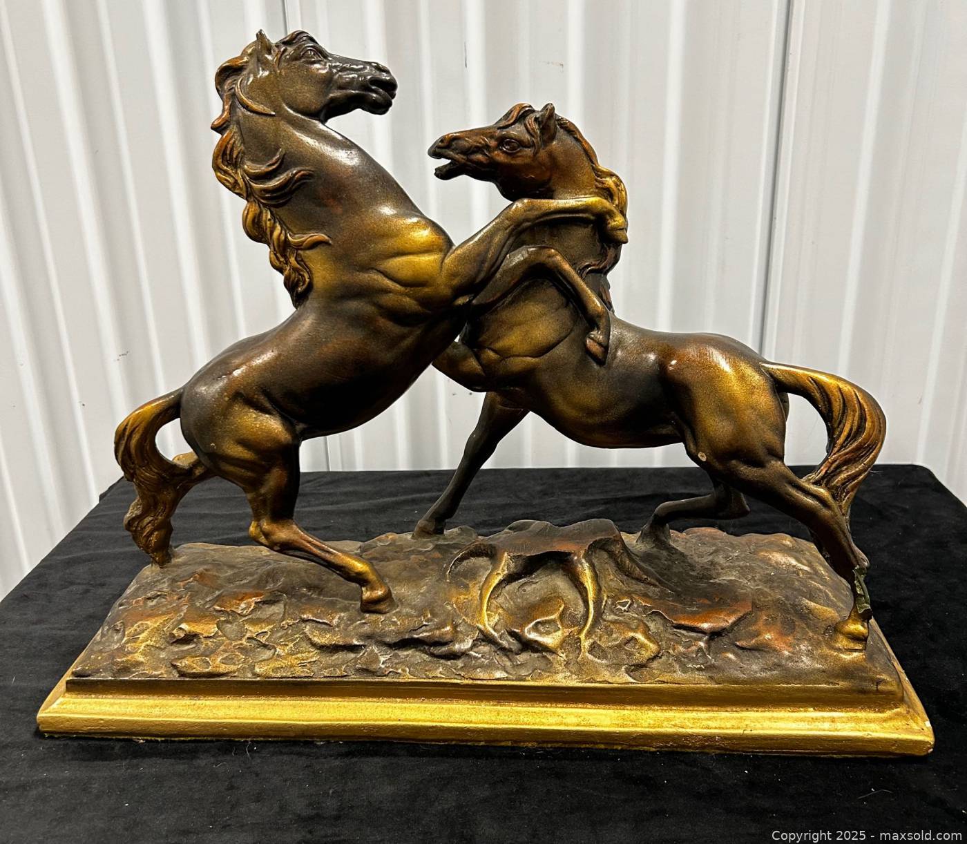 Fighting stallions ceramic statue | Maxsold