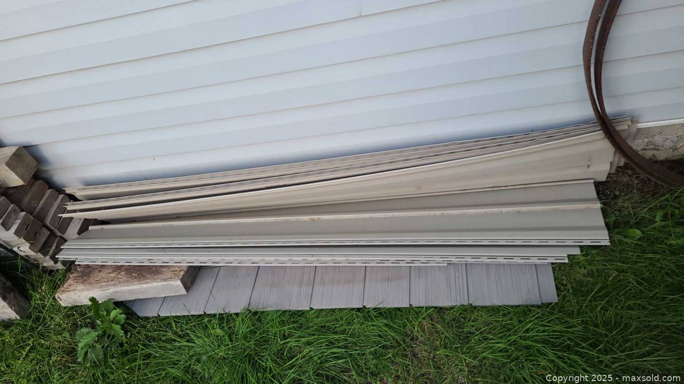 Beige/Tan Vinyl Siding Panels | Maxsold