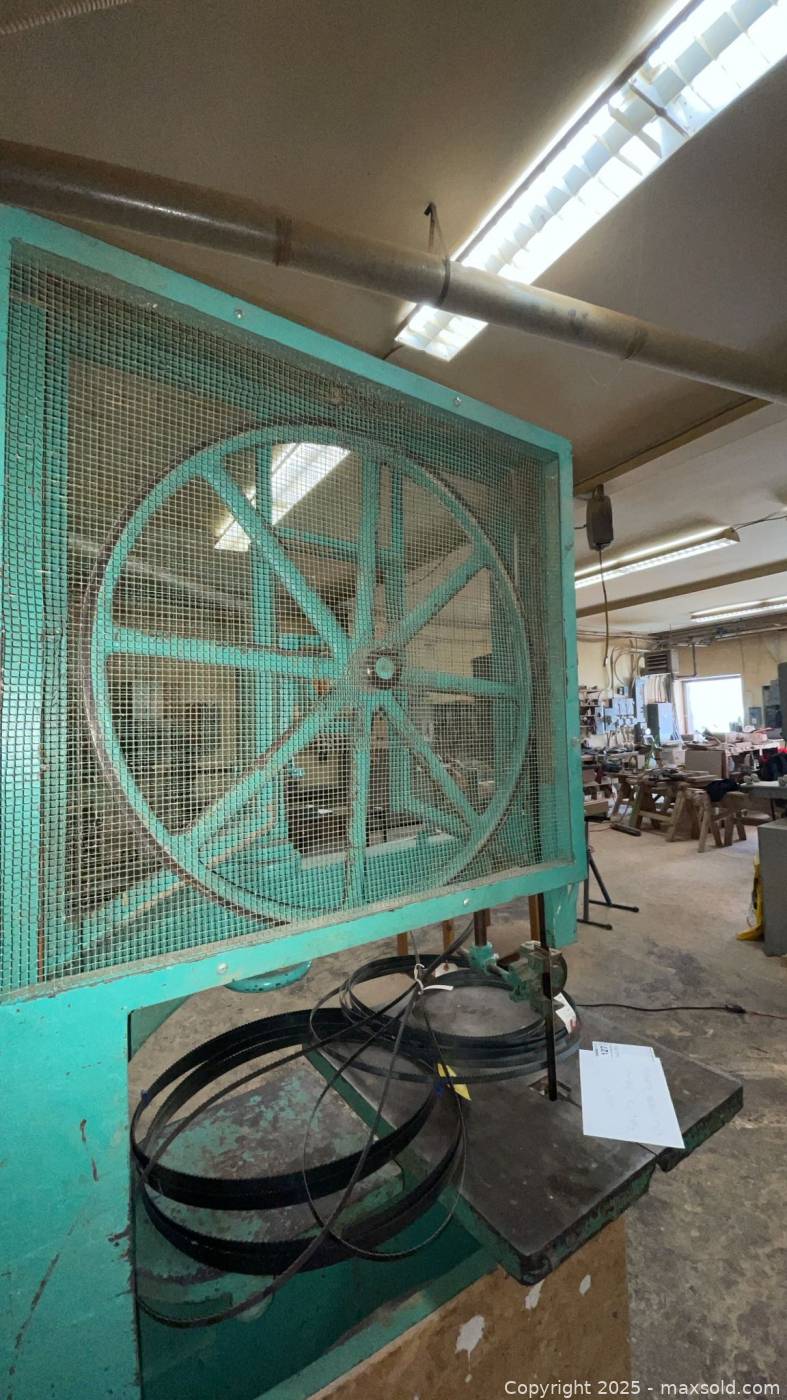 6.5 ft 600 V cast-iron industrial band saw with spare blades | Maxsold