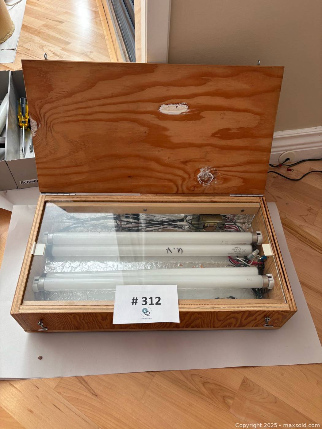 Homemade fluorescent light table | Maxsold