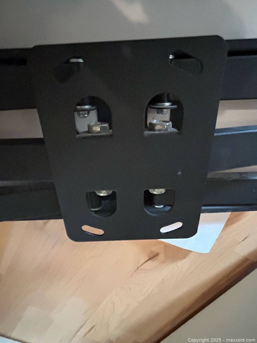 Monitor wall mounts, 3 pieces | Maxsold