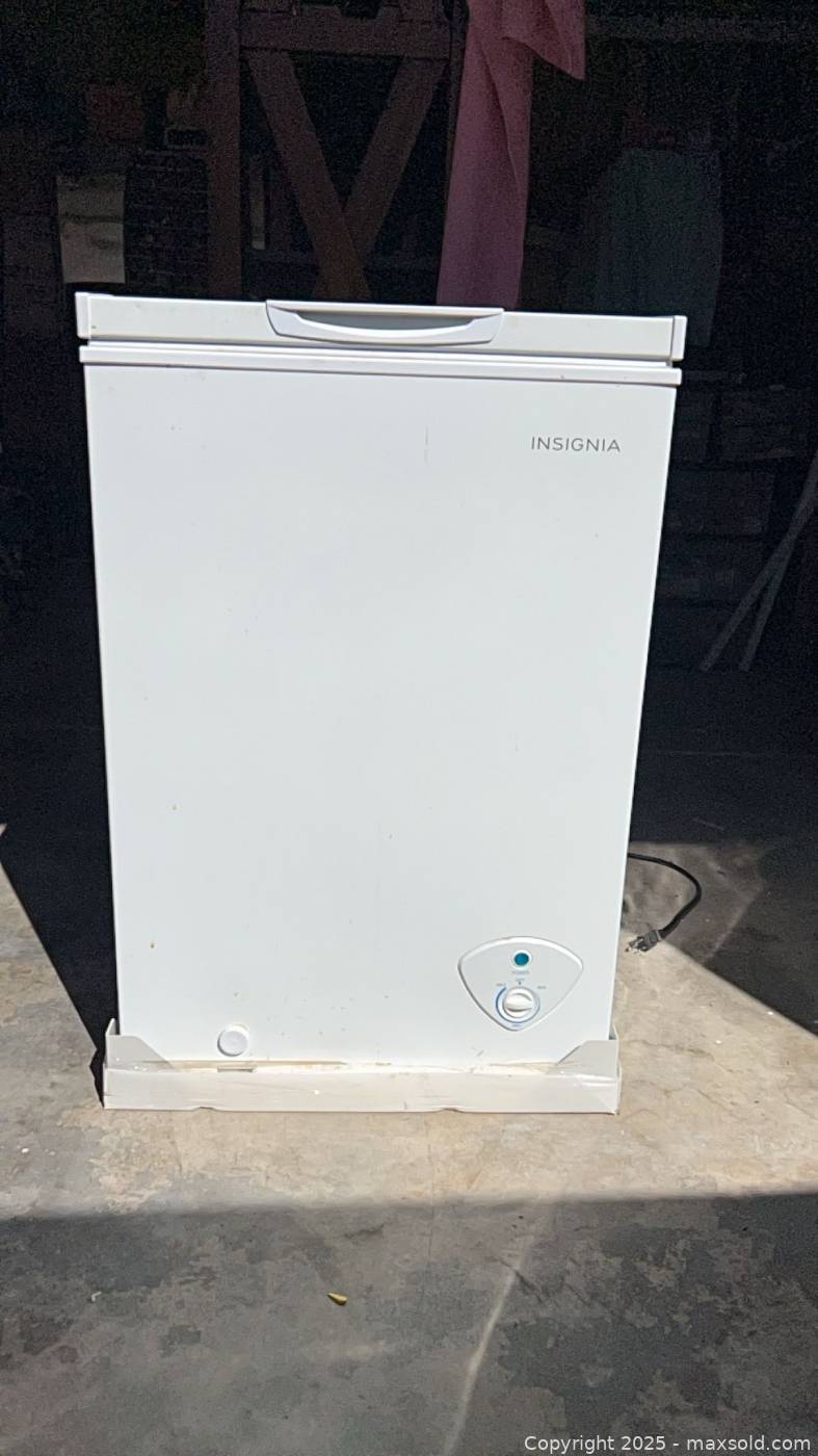 Insignia compact freezer 22x20x23 in | Maxsold