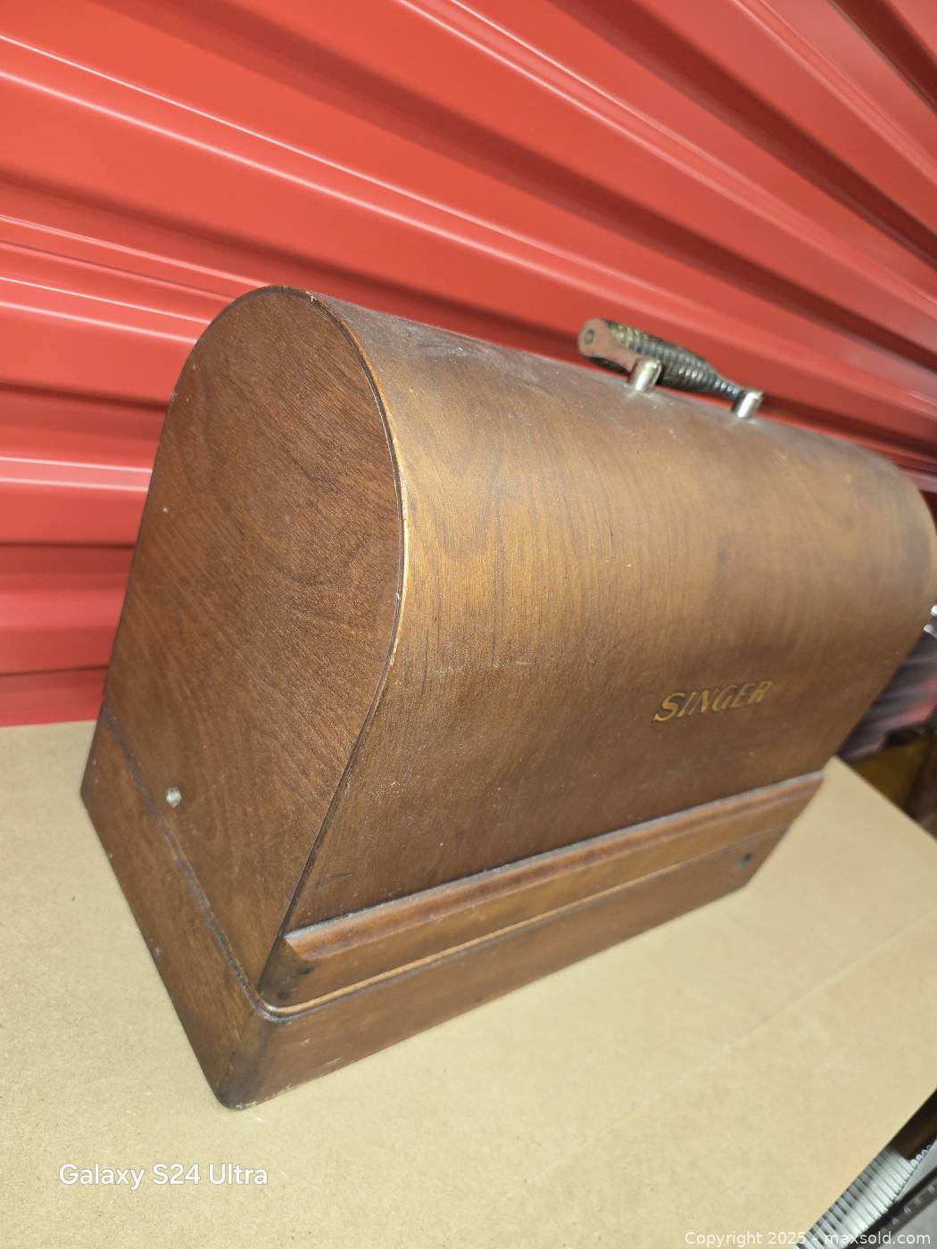 Antique Singer portable electric sewing machine | Maxsold