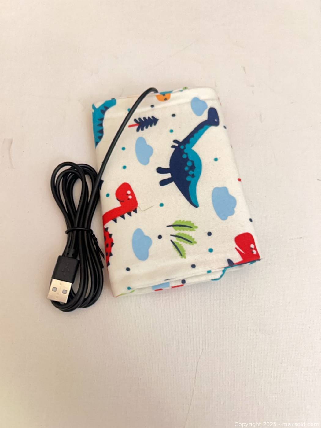 USB-powered heated pad with dinosaur sleeve | Maxsold