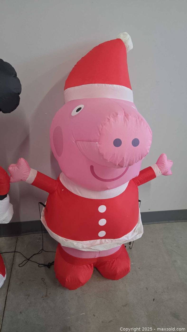 Christmas Inflatable Mickey Mouse And Peppa Pig Decorations | Maxsold