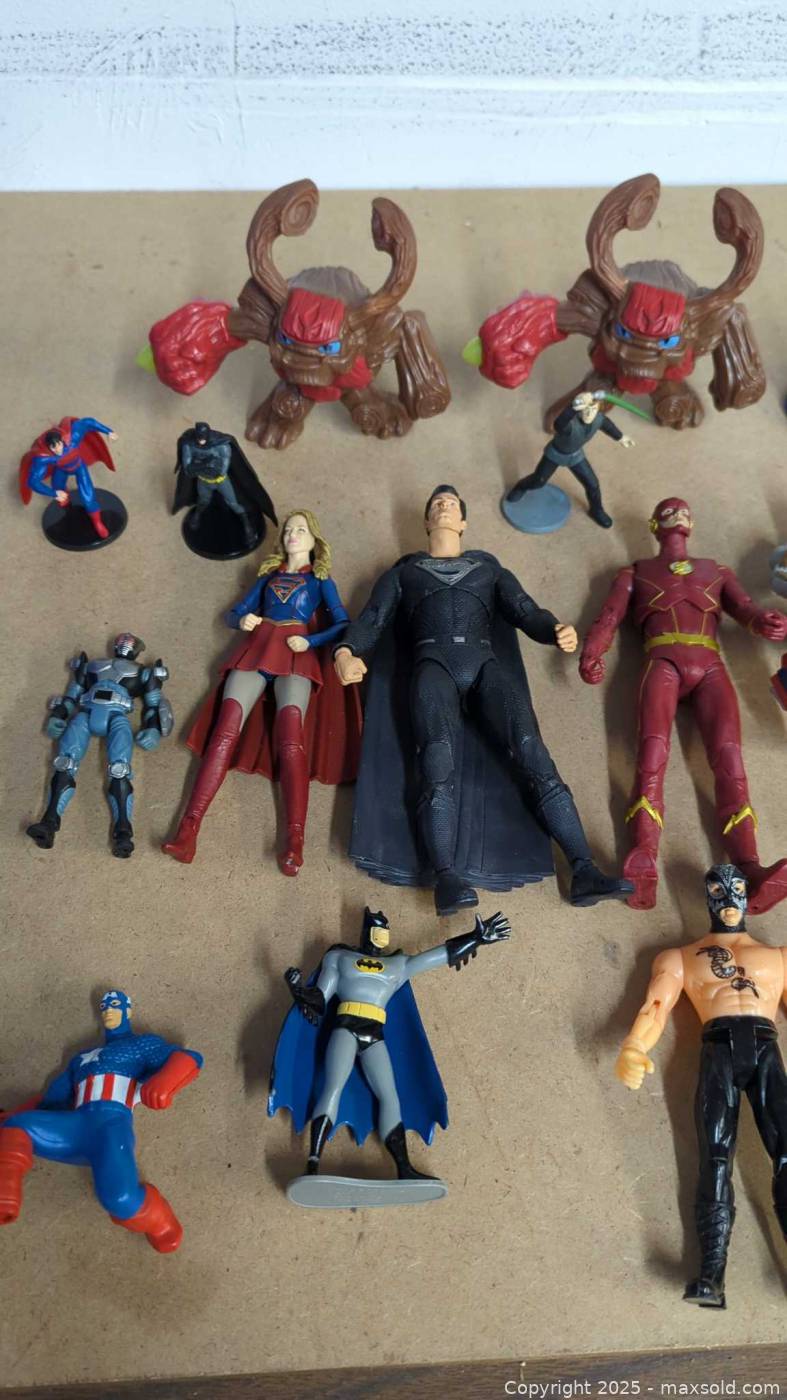 Assorted action figures and accessories | Maxsold