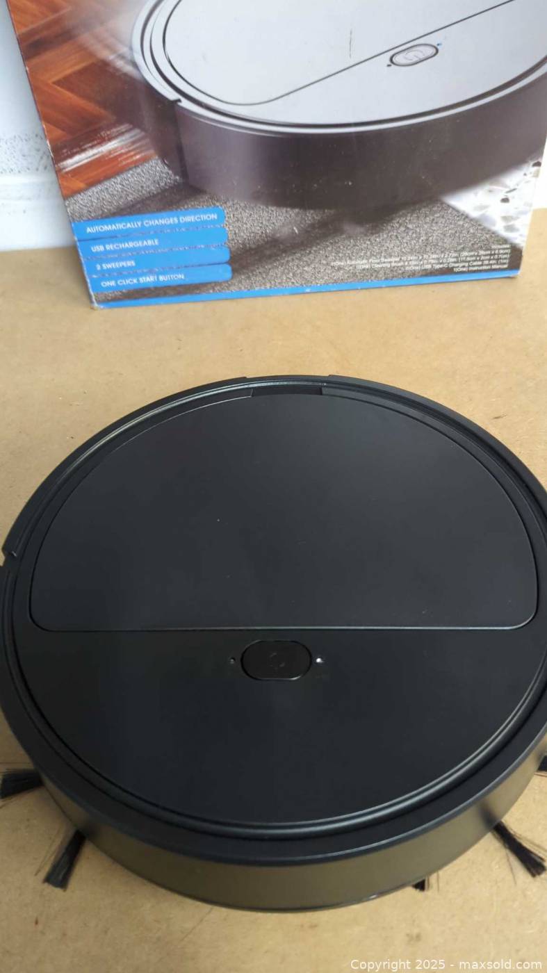 Digital Essentials robot vacuum cleaner | Maxsold