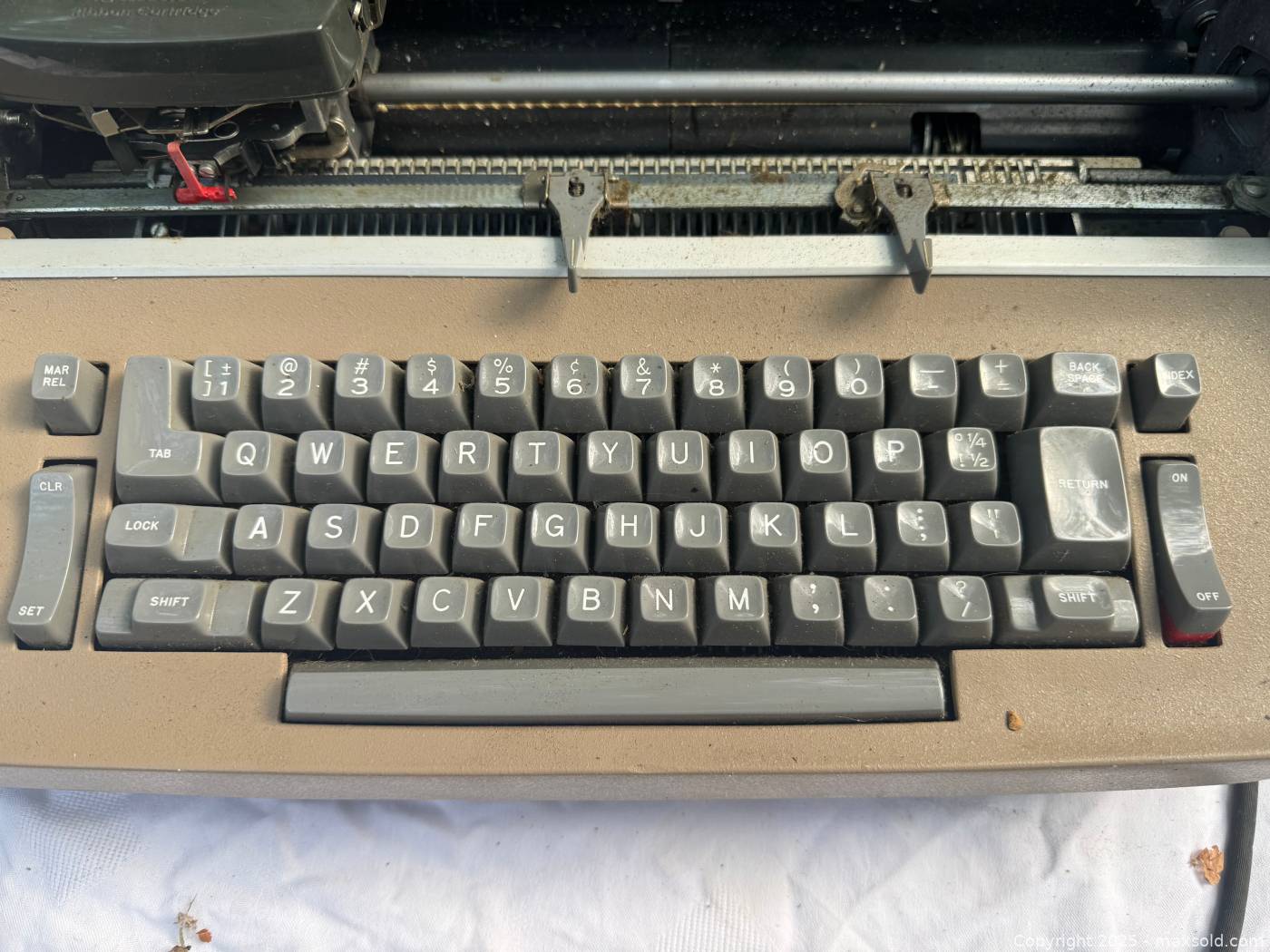 IBM beige electric typewriter | Maxsold