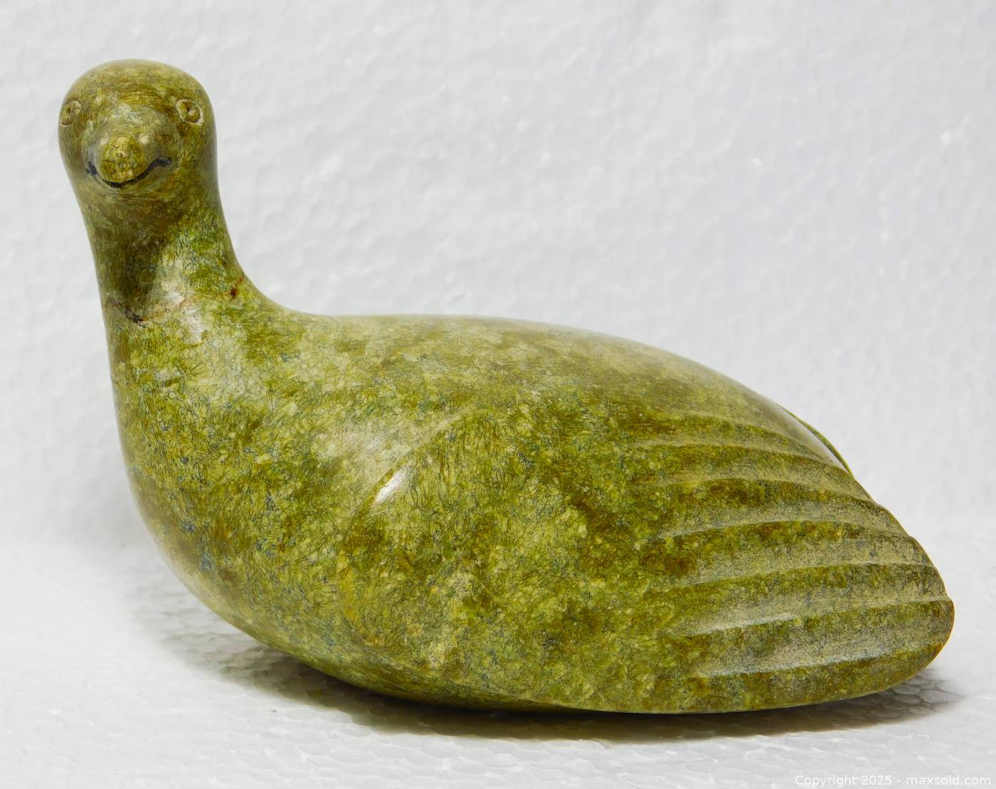 Inuit serpentine bird carving | Maxsold