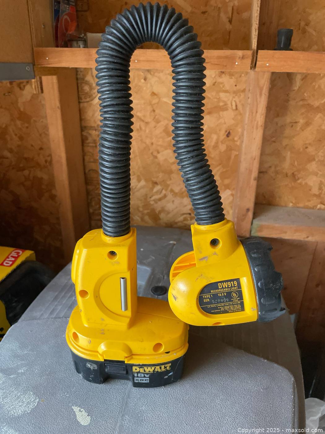 DeWalt DW919 18V Work Light & DW960 Drill | Maxsold