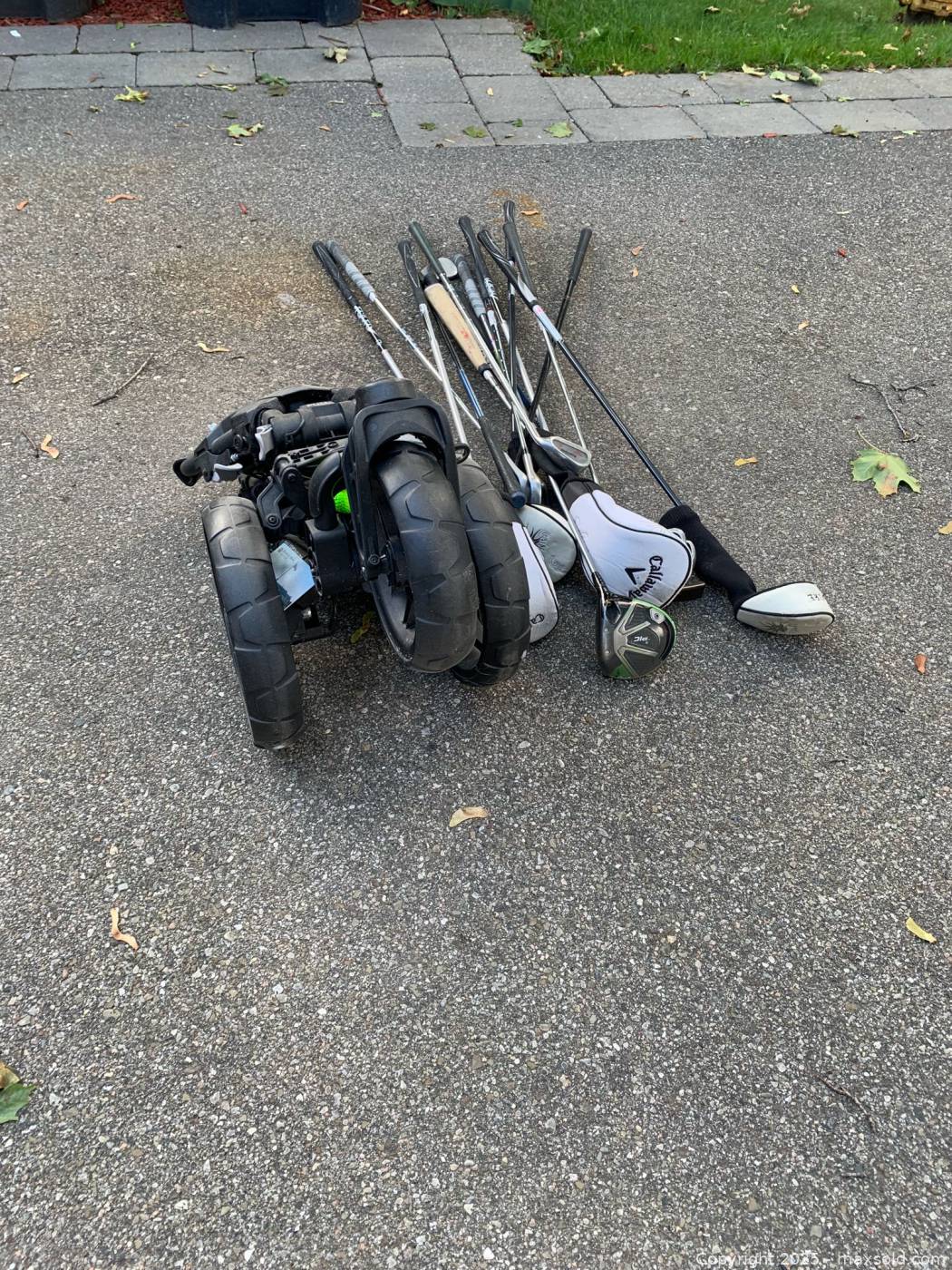 Clicgear Rovic RV1S push cart with mixed RH golf clubs | Maxsold