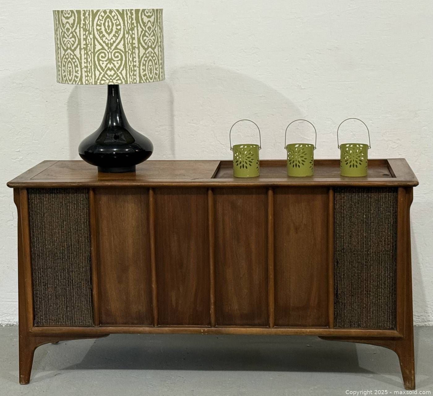 RCA Victor stereo console, lamp, 3 lanterns | Maxsold