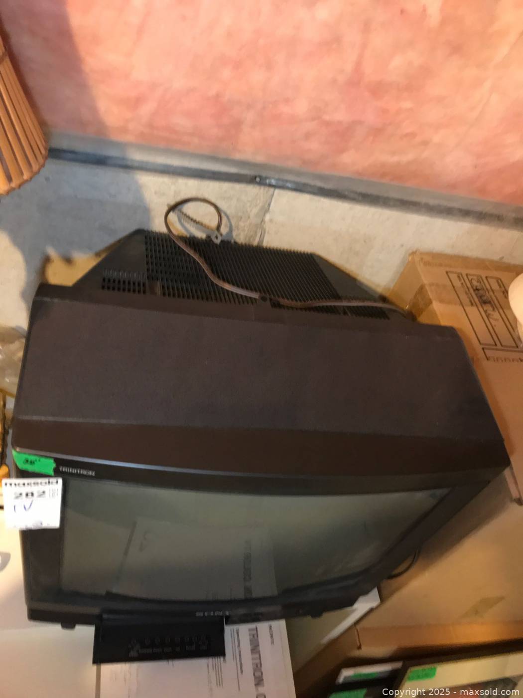 Sony Trinitron KV-20TS30 20" CRT TV | Maxsold