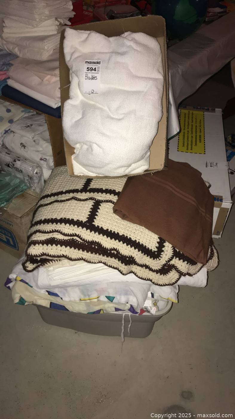 Assorted blankets and throws | Maxsold