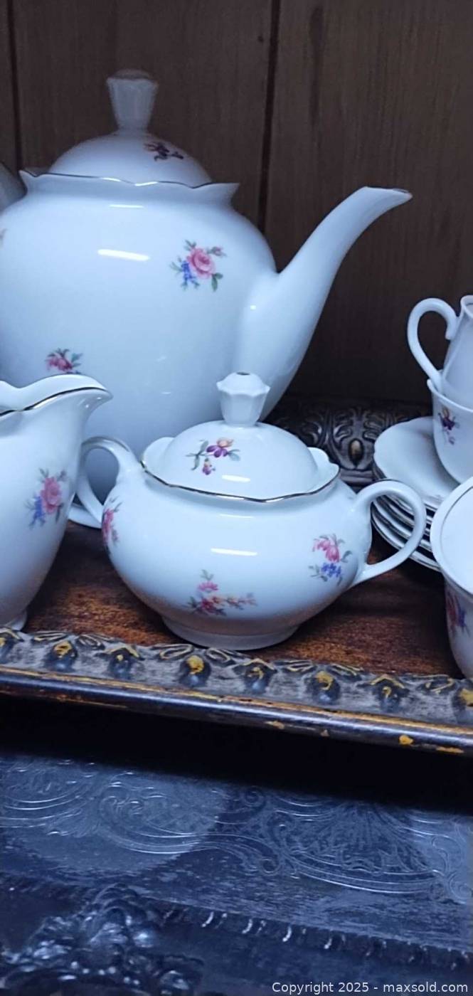 Porcelain floral tea service with 2 trays | Maxsold