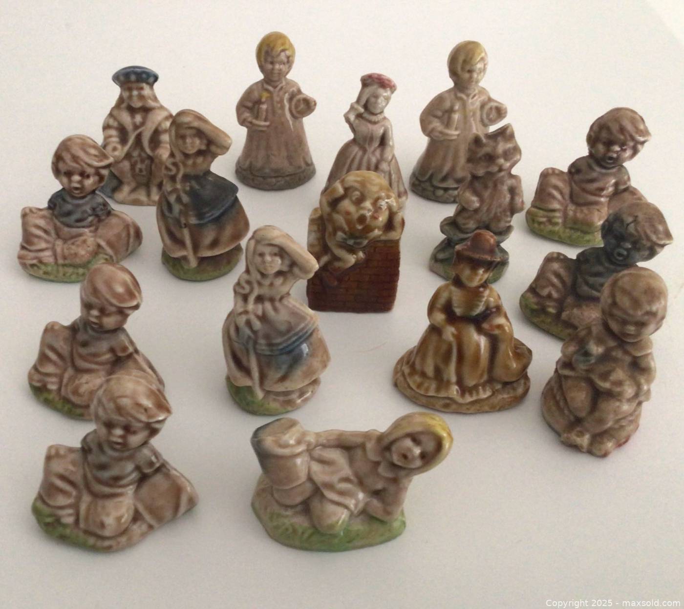 Wade Red Rose Tea figurines, 43 pieces | Maxsold