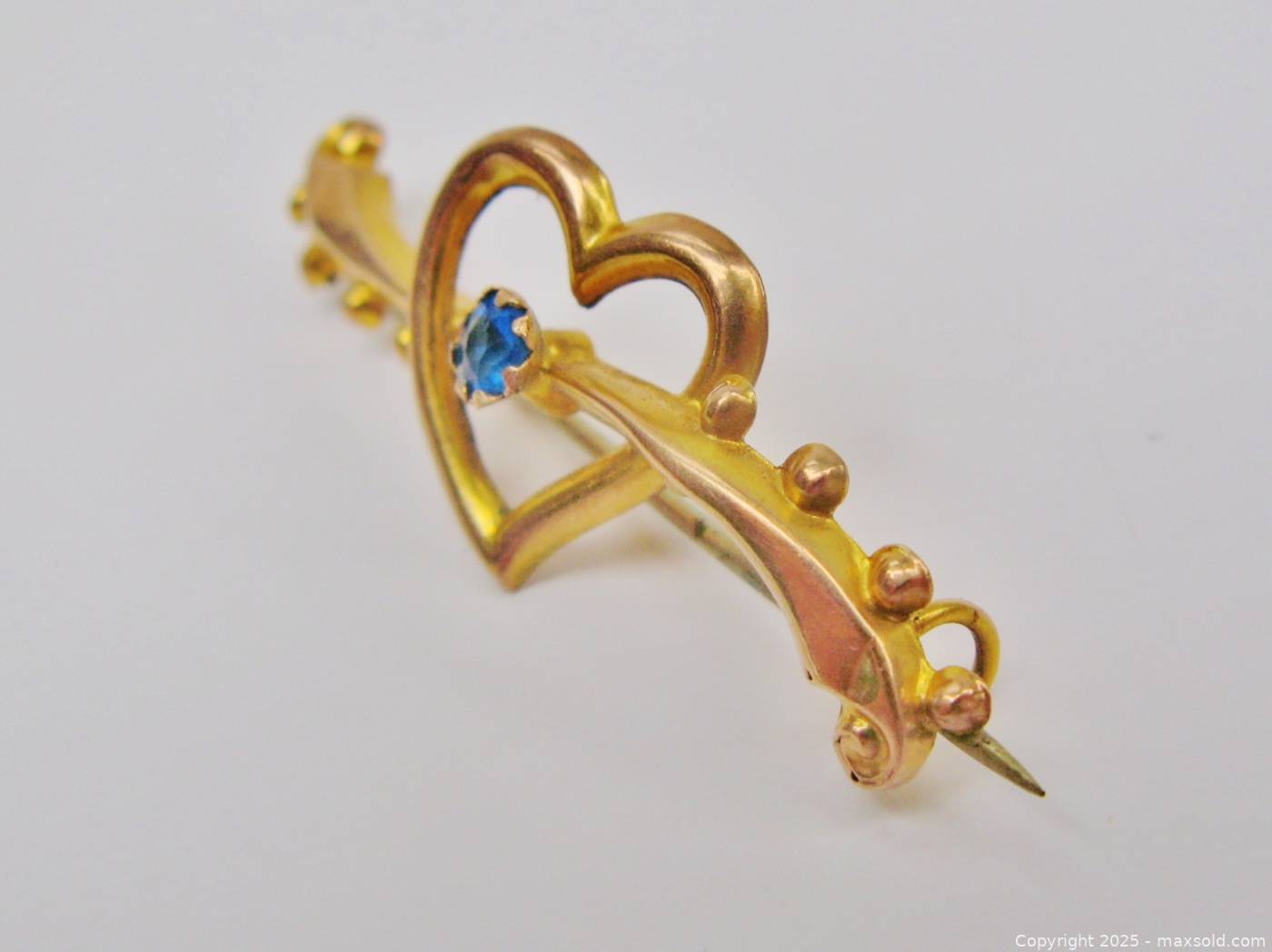 9ct Gold Bar Pin with Heart and Blue Stone | Maxsold