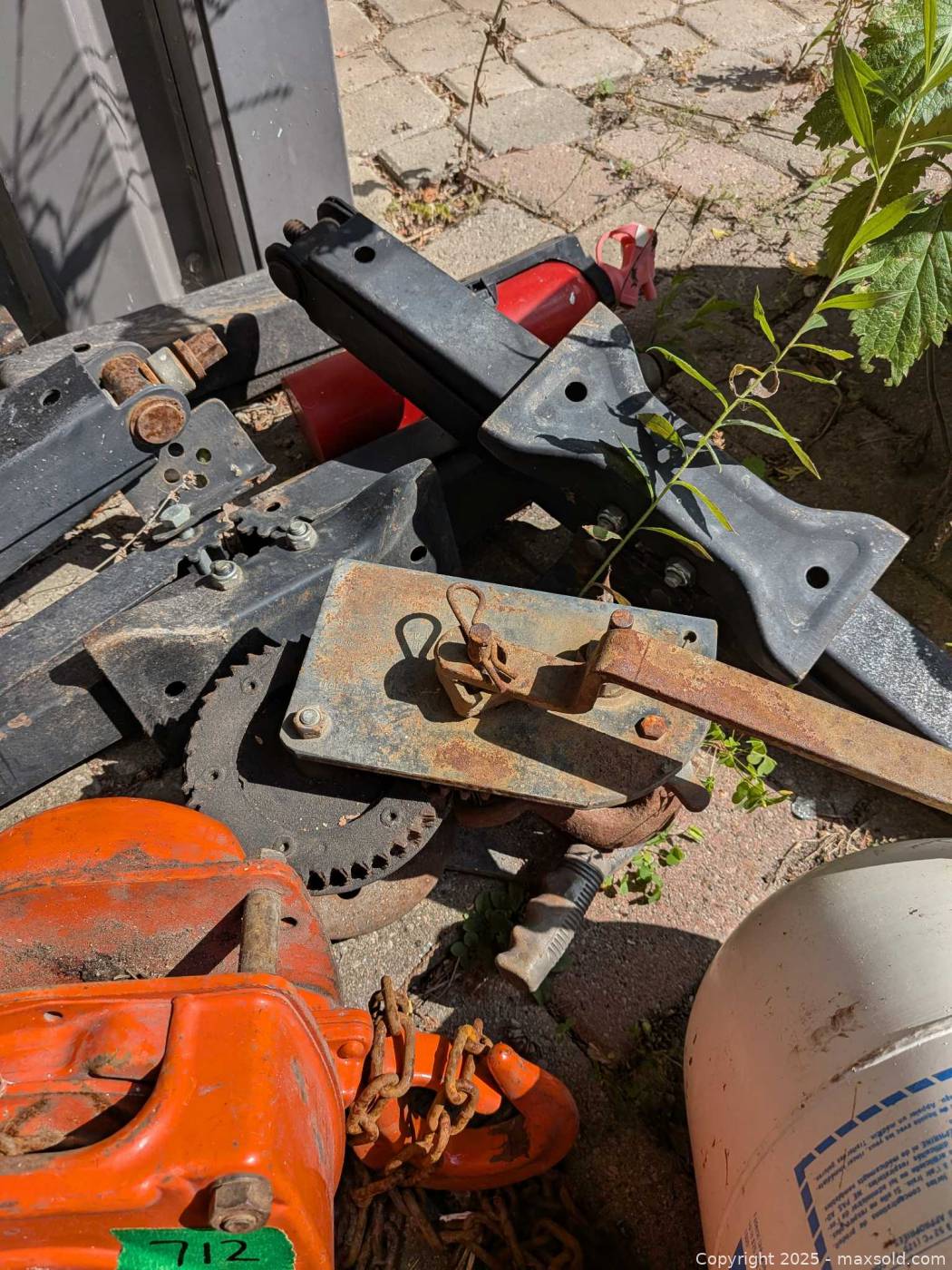 Manual chain hoist, trailer jacks, fire extinguisher, chains | Maxsold