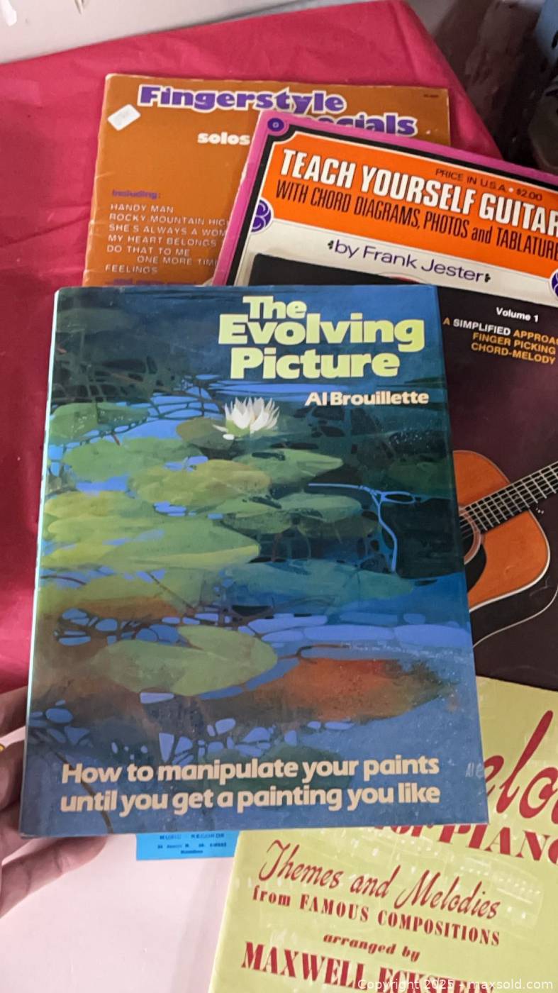 Art, woodworking, guitar and piano books | Maxsold