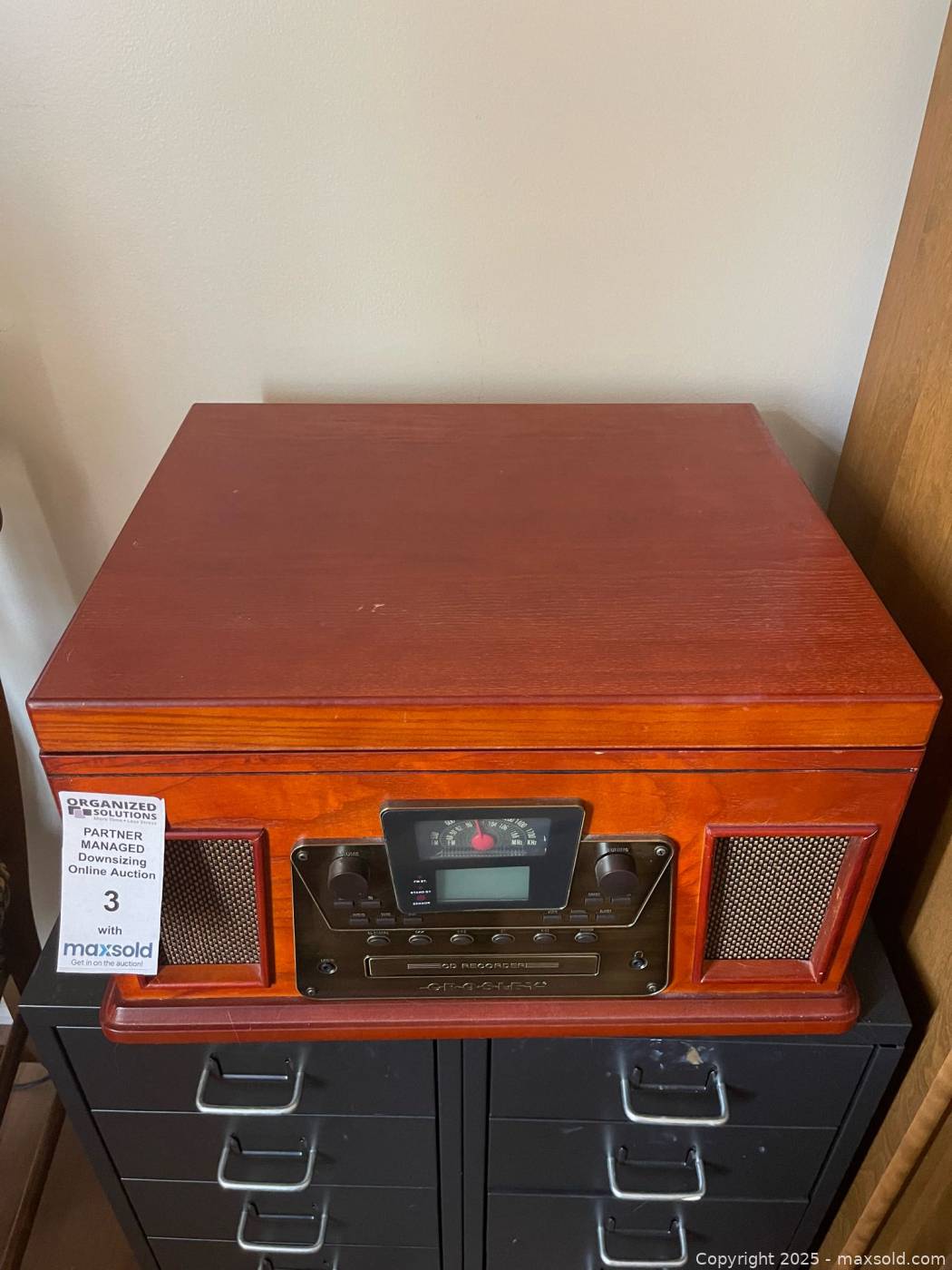 Crosley wood-cabinet turntable stereo with AM/FM and CD | Maxsold