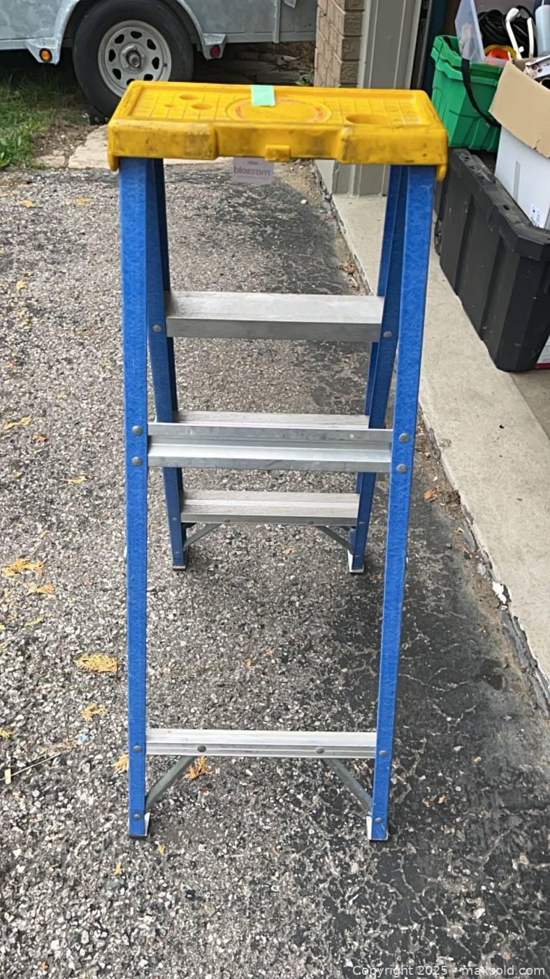 Featherlite 4-ft Fiberglass Step Ladder | Maxsold