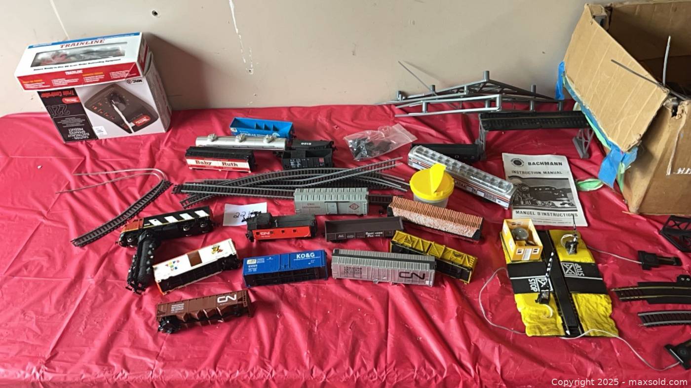 HO scale Walthers Trainline CN locomotive, MRC Tech 4 220 controller ...