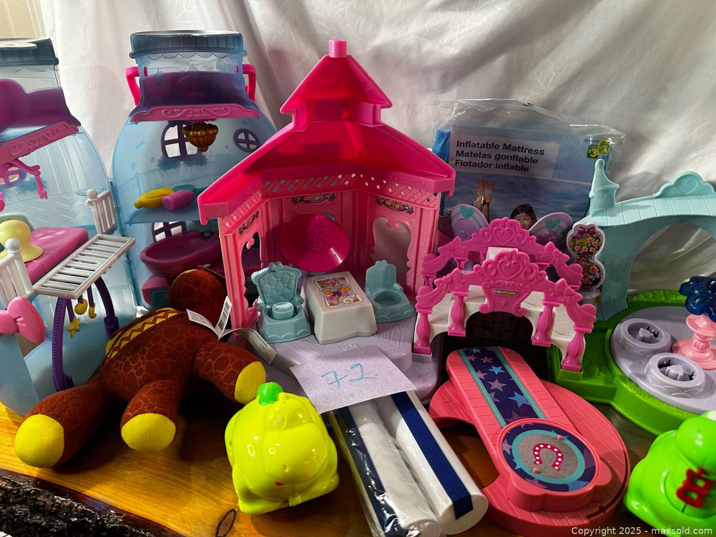 Mixed kids playsets, plush, dinosaur, candles | Maxsold