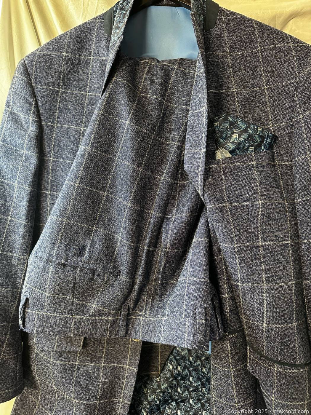 Robert Simon London 3-Piece Suit 42R Navy Windowpane | Maxsold