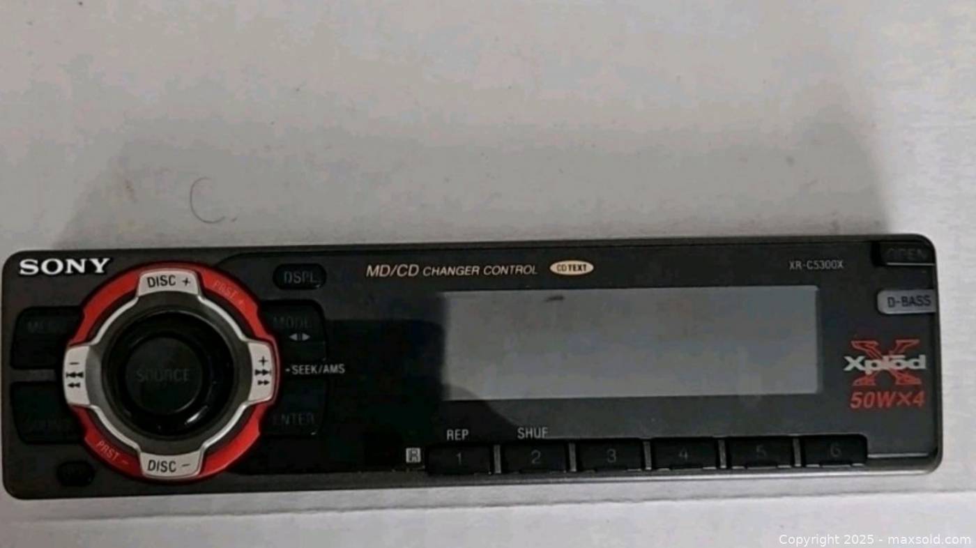 Sony Xplod XR-C5300X car stereo faceplate with case | Maxsold