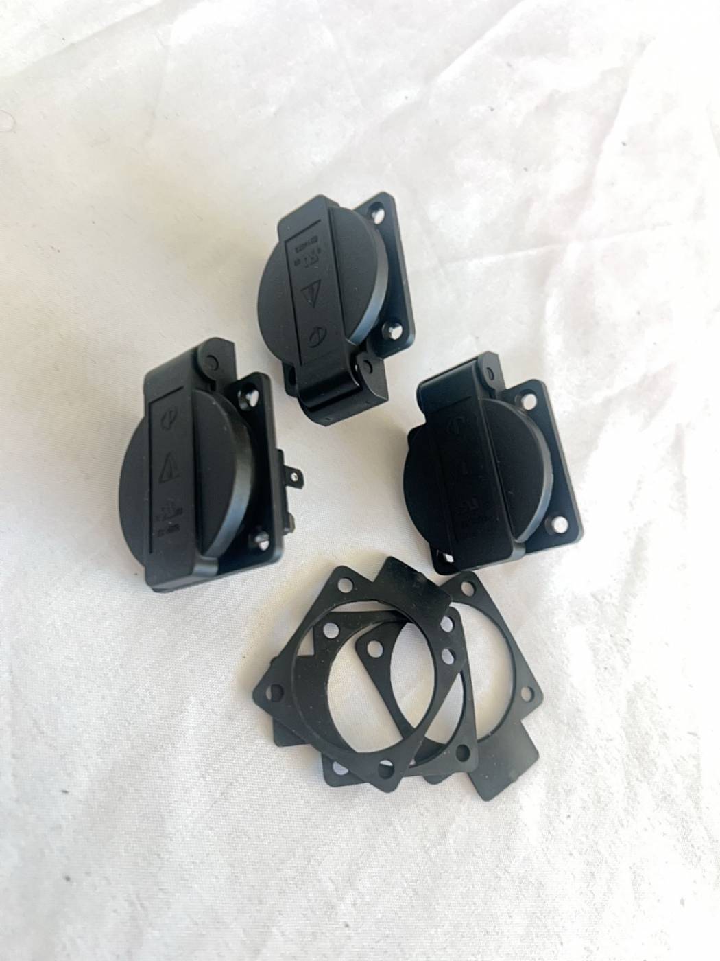 Panel-mount IEC C14 3-pin AC inlet sockets, 3 pcs | Maxsold