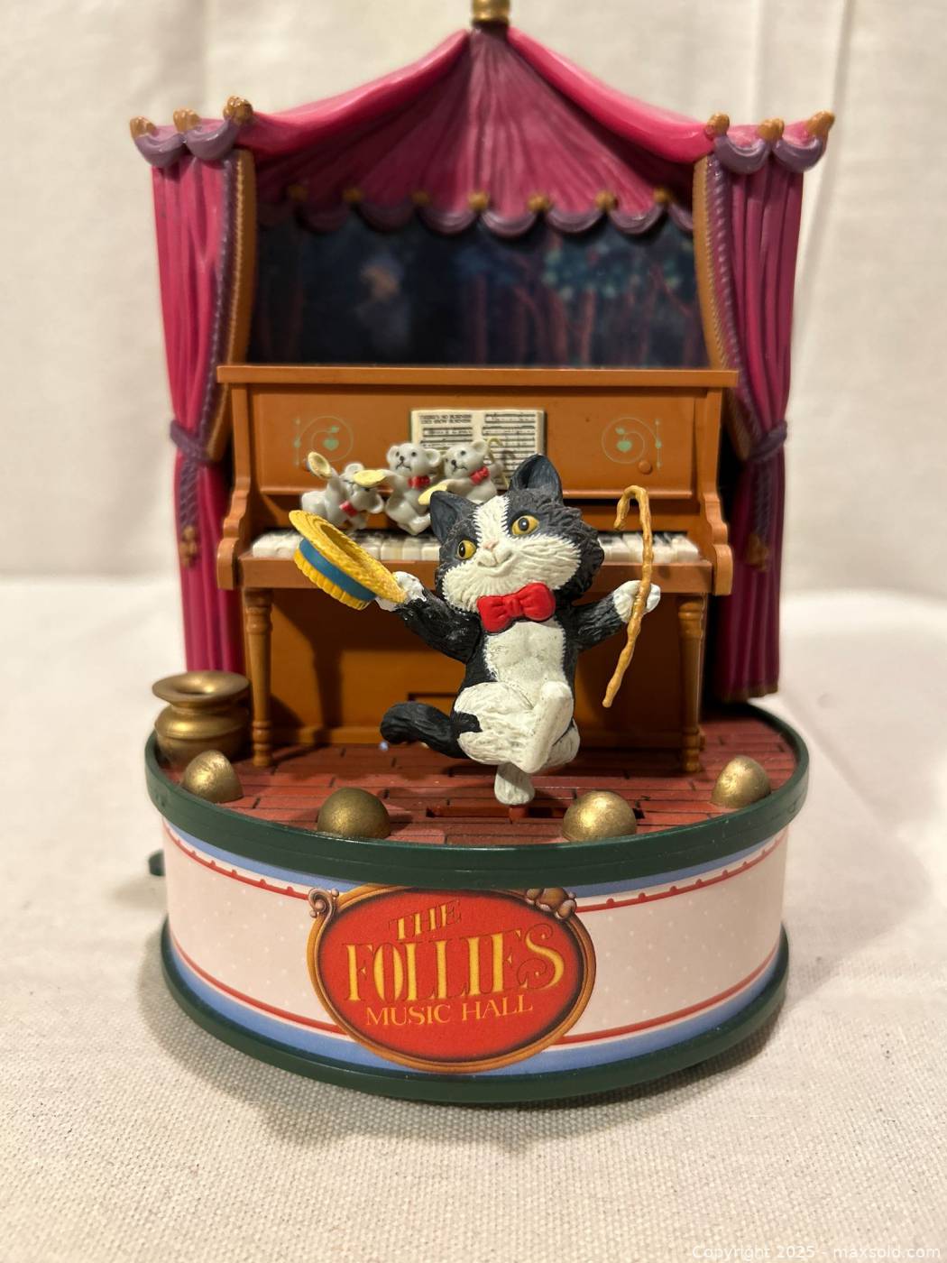 Enesco wind-up cat and piano music box | Maxsold