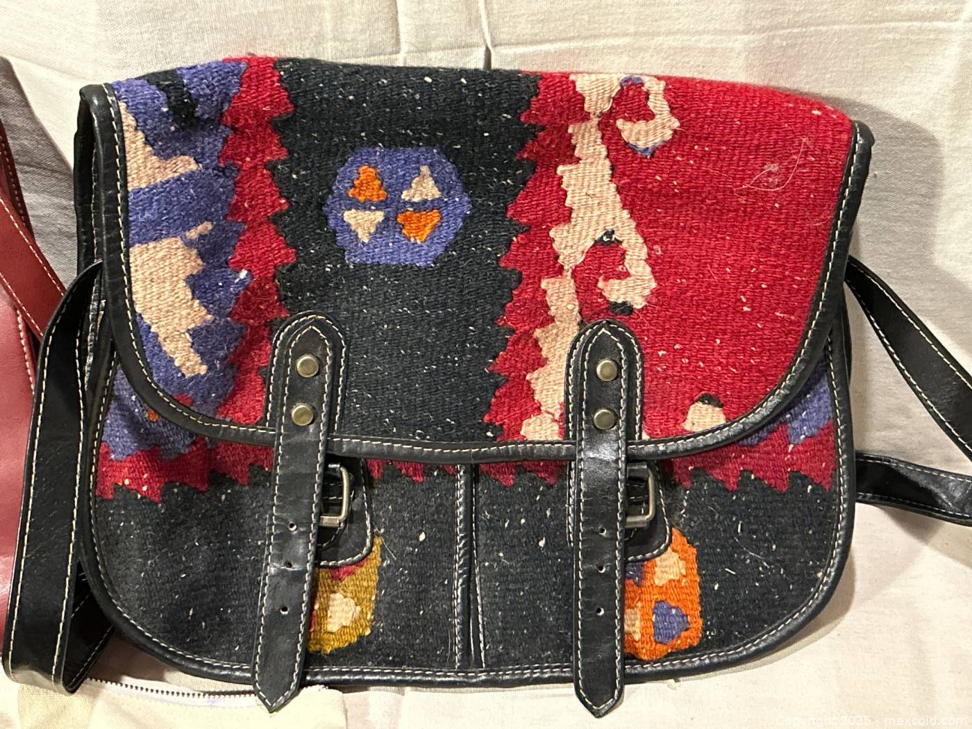 2 shoulder bags, 5 zip pouches, fall pillow | Maxsold