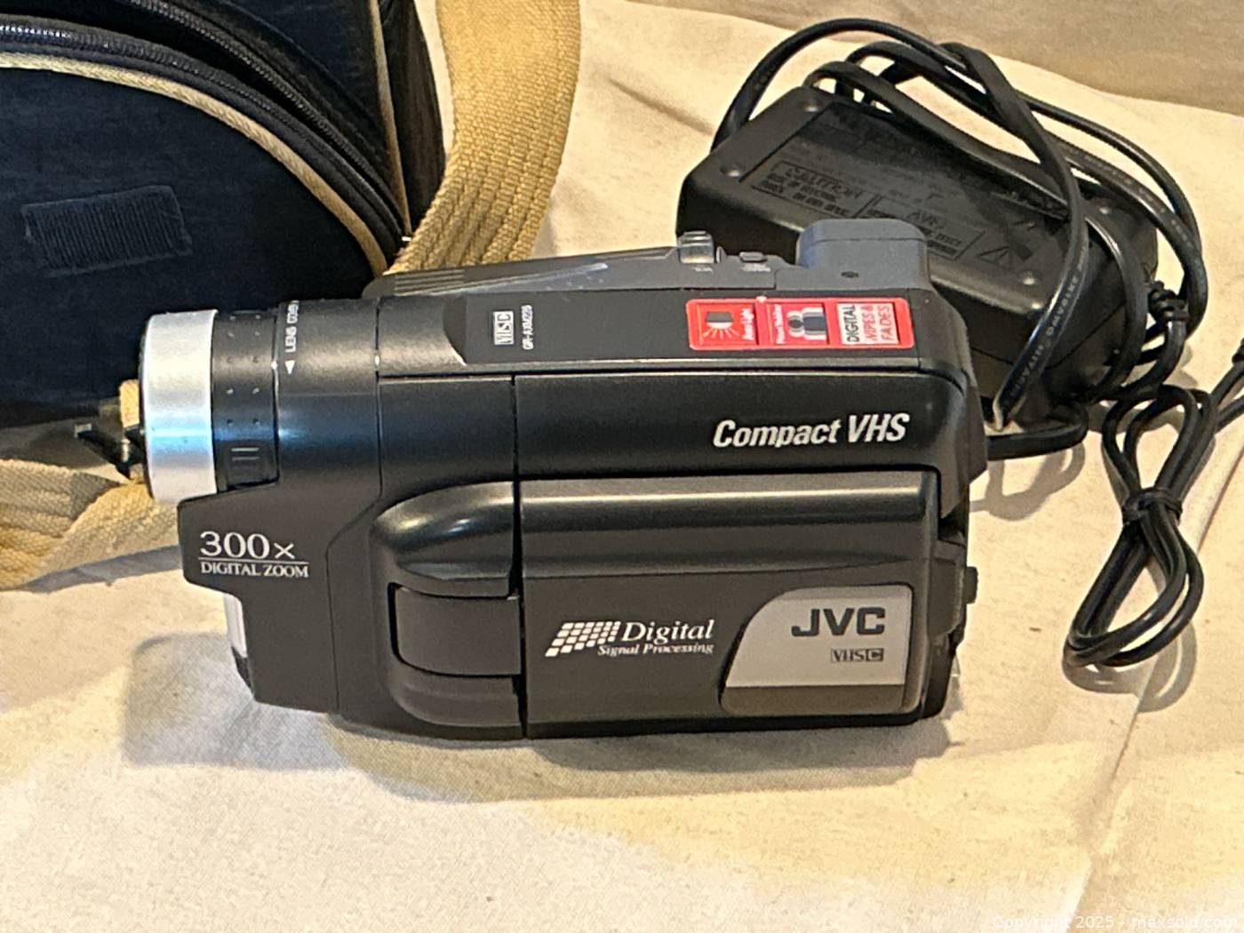 JVC GR-AXM225 Compact VHS Camcorder Set | Maxsold