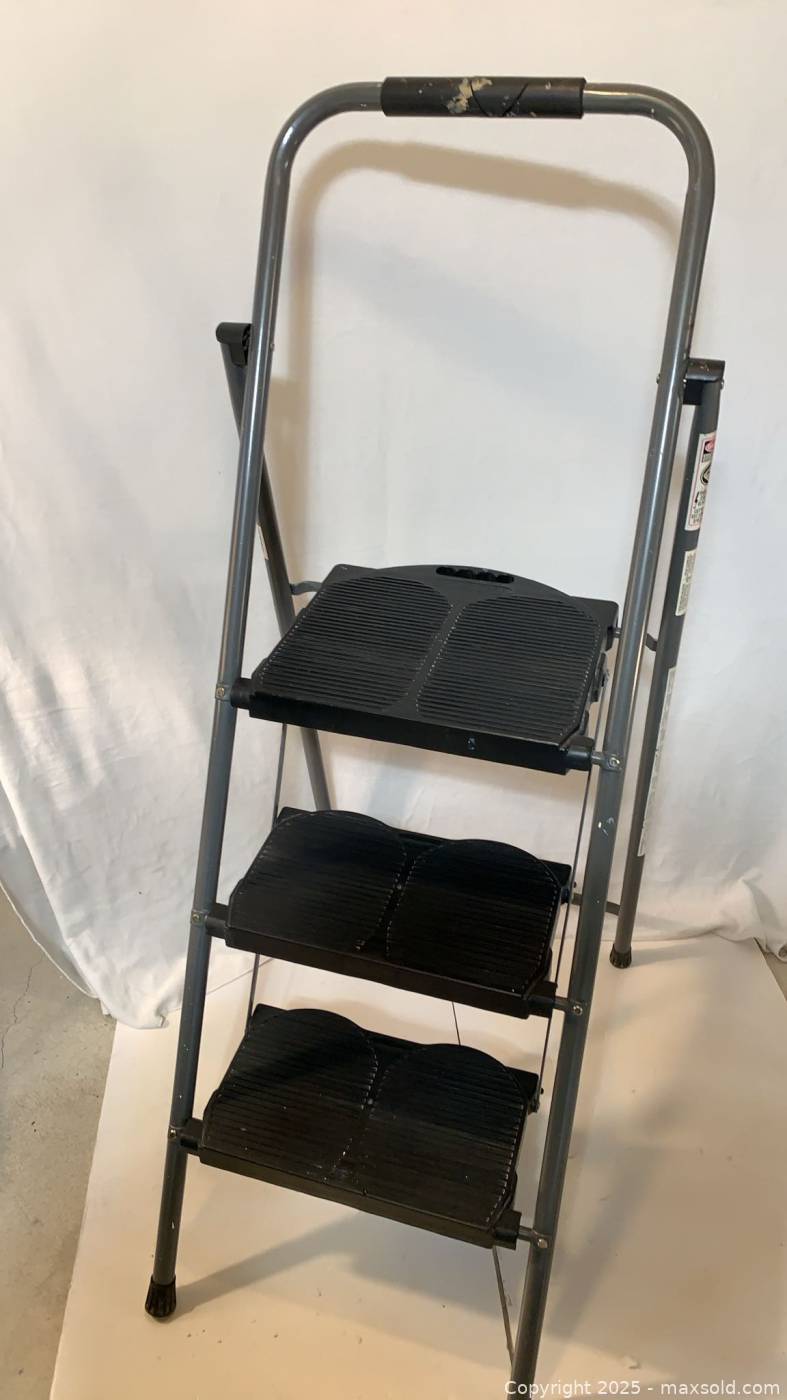 Cosco 3-Step Folding Ladder | Maxsold