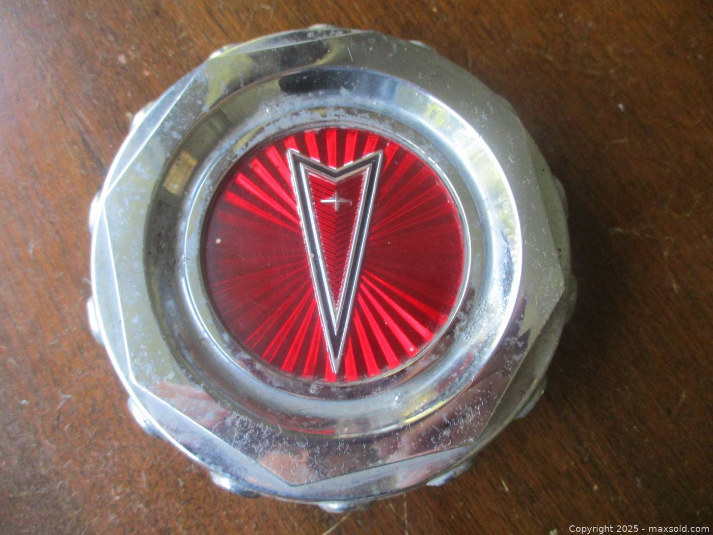 Pontiac Parisienne emblem and wheel cap | Maxsold