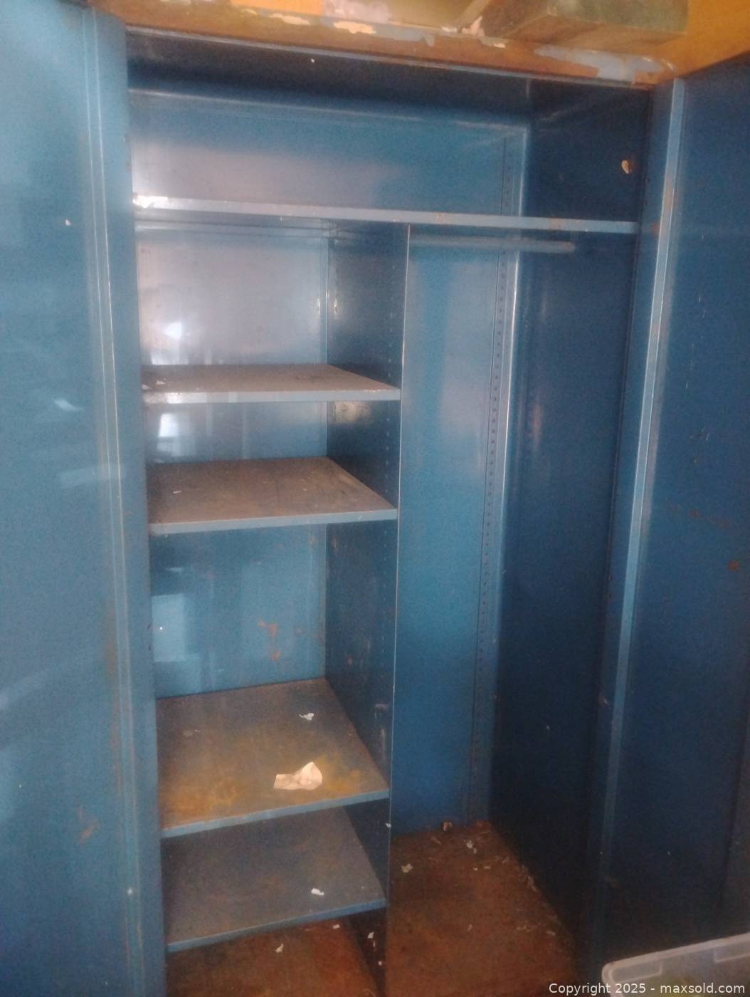 Metal industrial storage cabinet | Maxsold