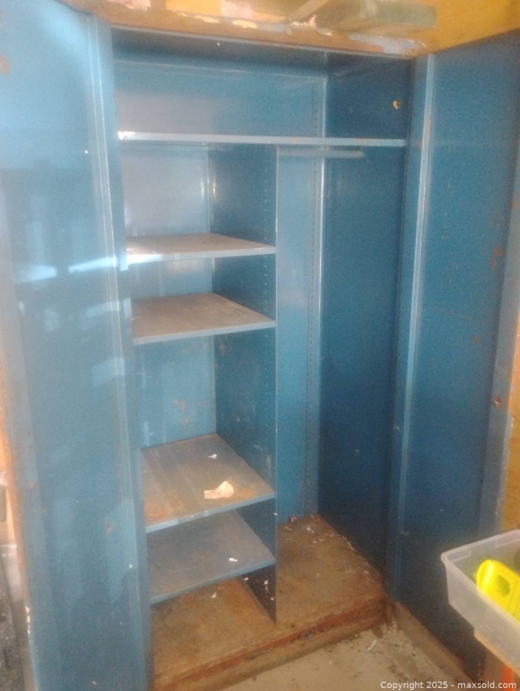 Metal industrial storage cabinet | Maxsold